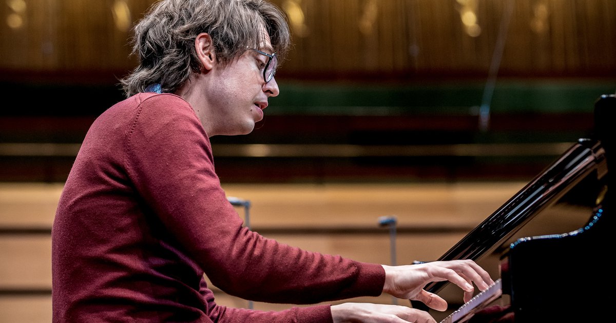 Concerto Budapest – Interview with Lucas Debargue pianist
